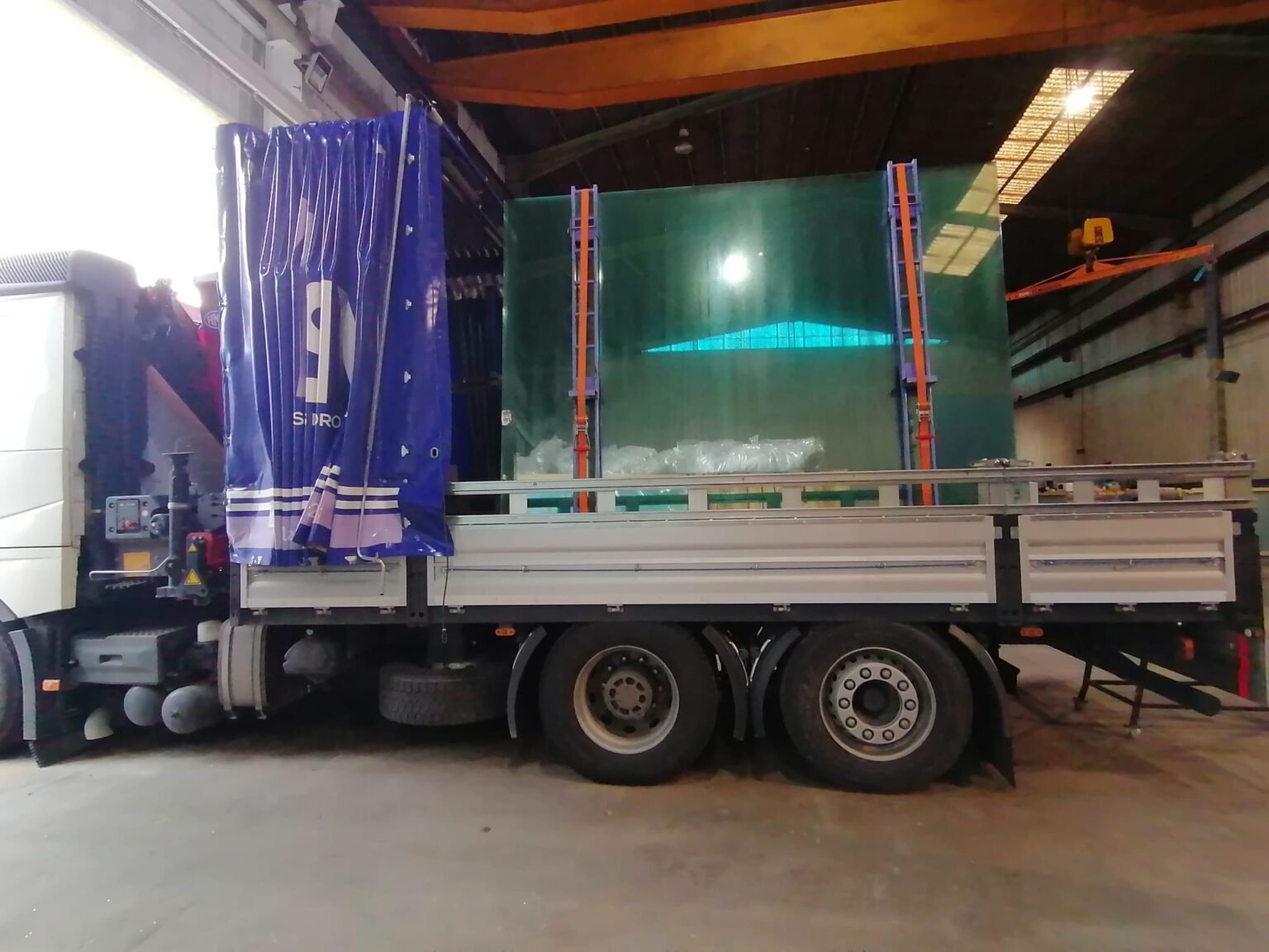 CAMIÓN RÍGIDO 3 EJES CON GRÚA DELANTERA PREPARADO PARA EL TRANSPORTE DE ...
